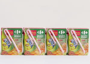Quatre briques de jus de fruits