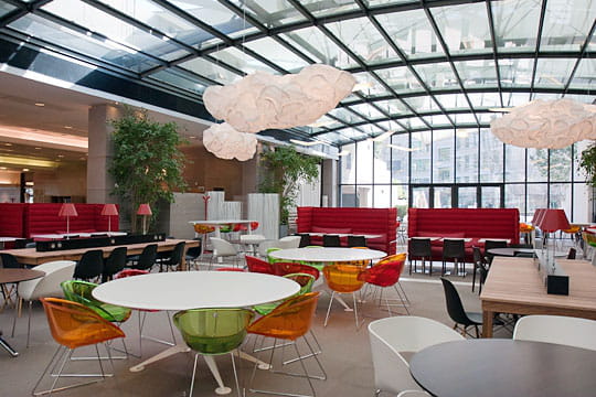 Une décoration moderne et colorée dans la cantine