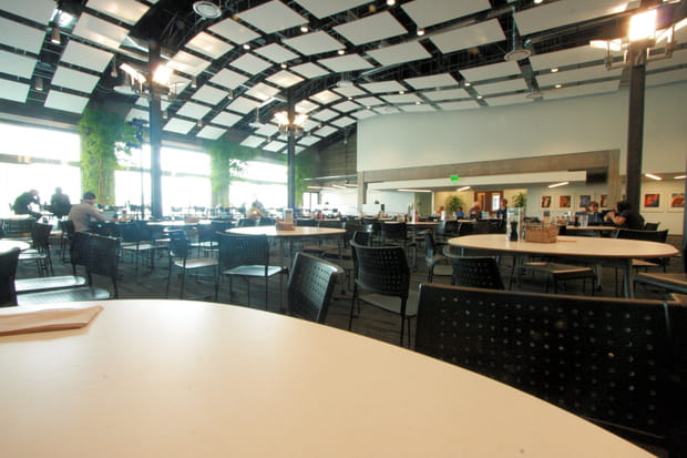 Une immense cantine à double fonction