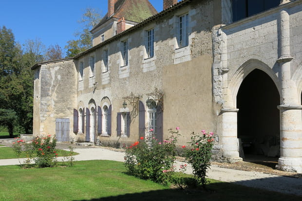 sur les vestiges d'un ancien monastère