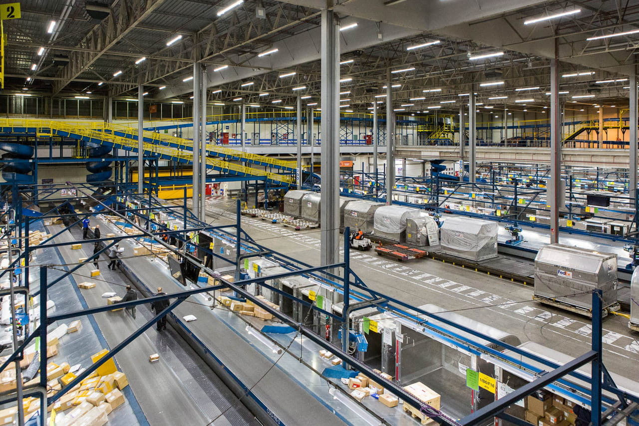 Dans le plus grand centre de logistique européen de FedEx à Roissy-CDG