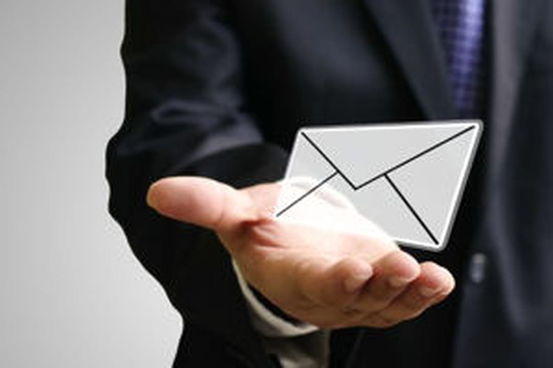 Ils communiquent par mail, même si vous êtes à côté