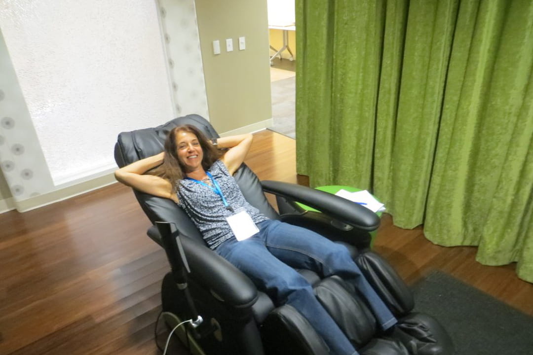 Julie Bort de Business Insider en train de se faire masser